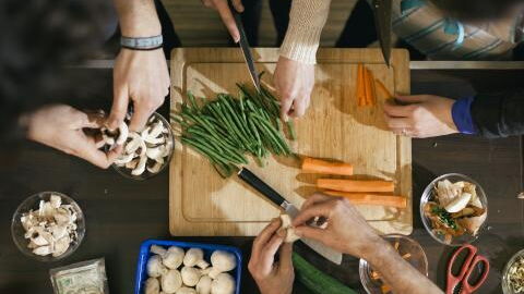 « Anguille sous roche » : que signifie cette expression