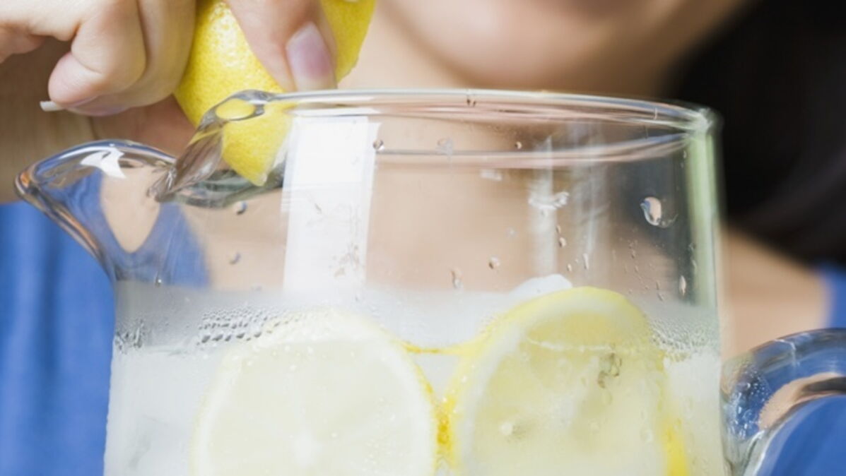 Drinking Lemon Water Every Morning Could Actually Be Healthier Than You ...