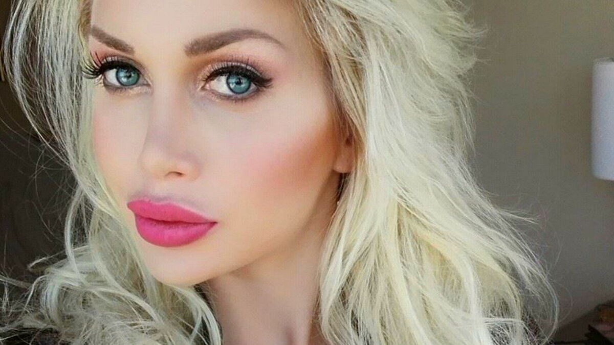 This Woman Removed Six Ribs To Get A 15 Inch Waist And Plans To Inspire ...