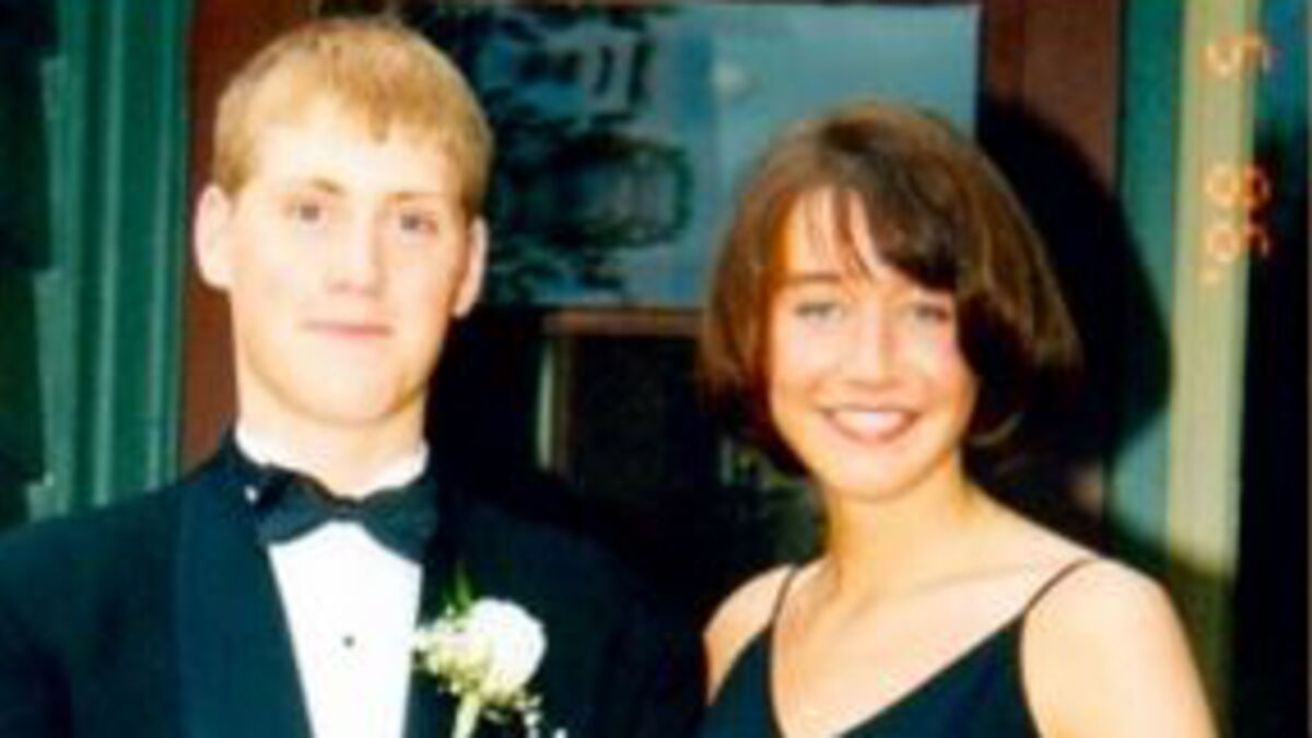 20 Years After Their Prom Photo, This Man Noticed Something ...