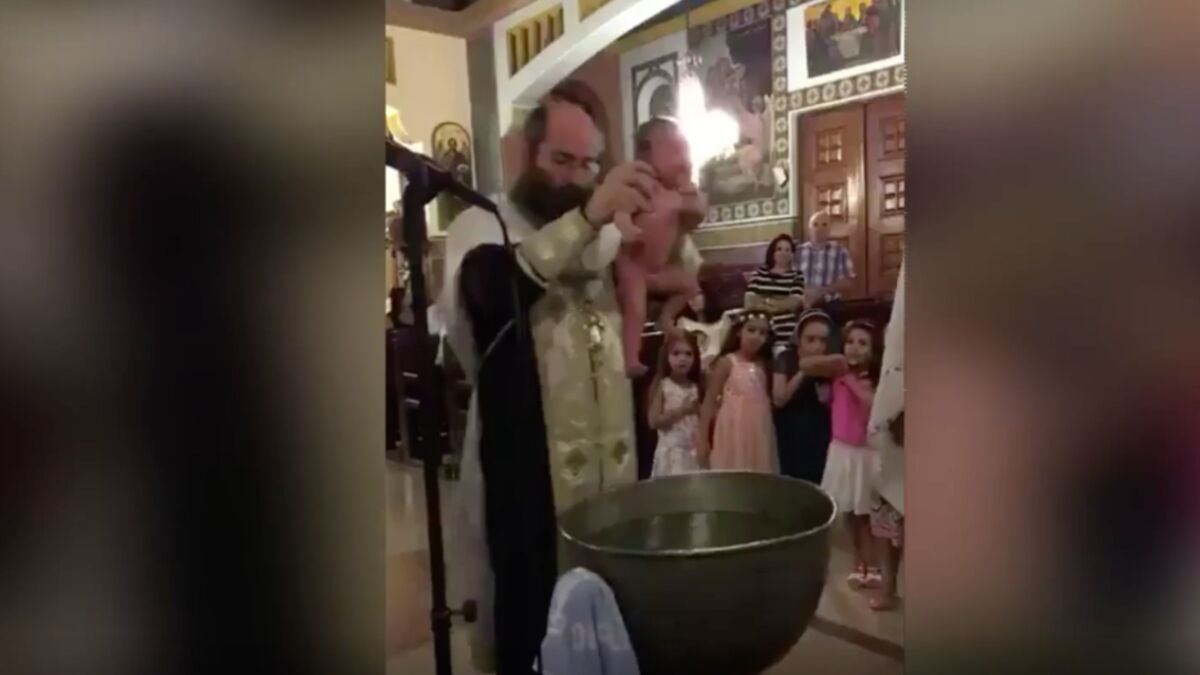 This priest performing a baptism leaves the Internet shocked (VIDEO)