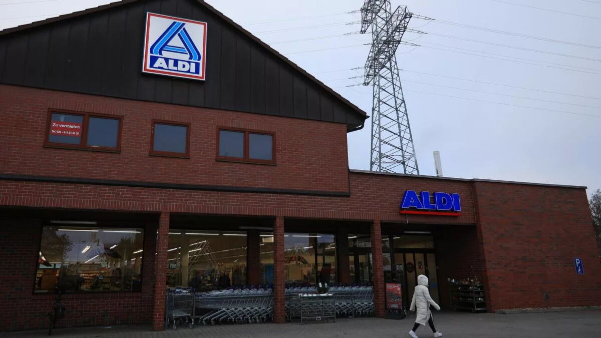 Aldi customers are just finding out the real reason staff scan ...