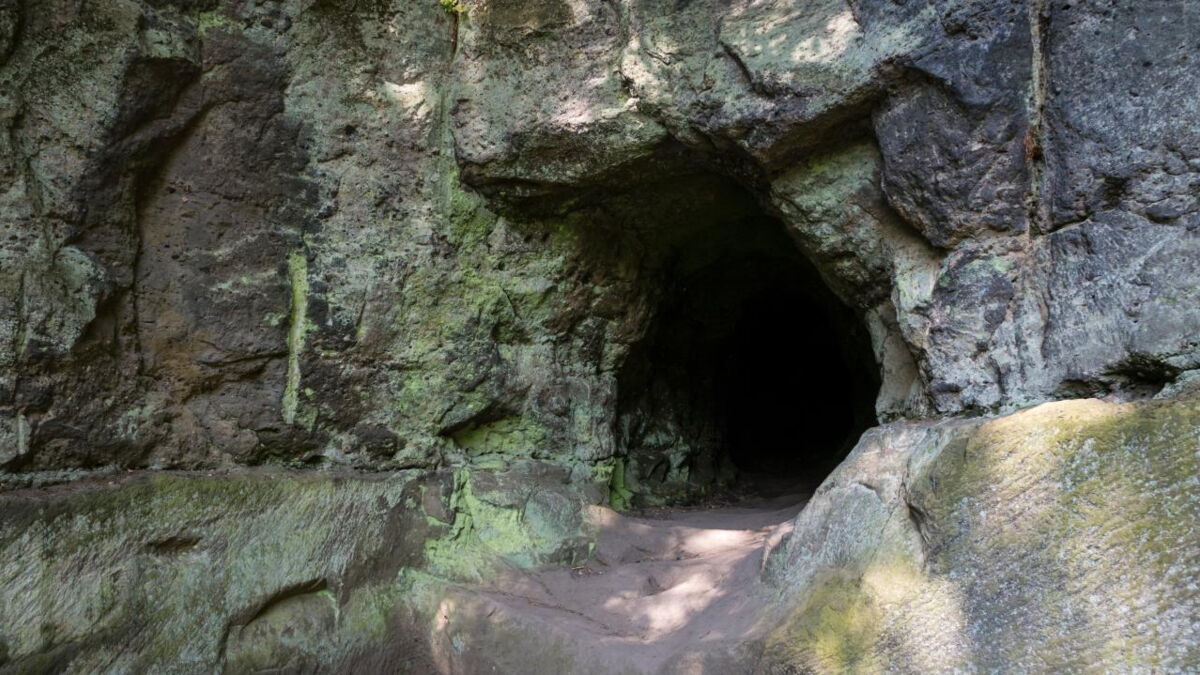 Mysterious time capsule opened for the first time in 200 years reveals ...