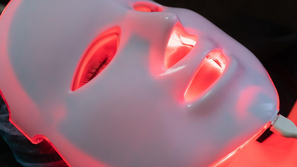 Amazon Black Friday: This LED light therapy mask will do wonders for ...