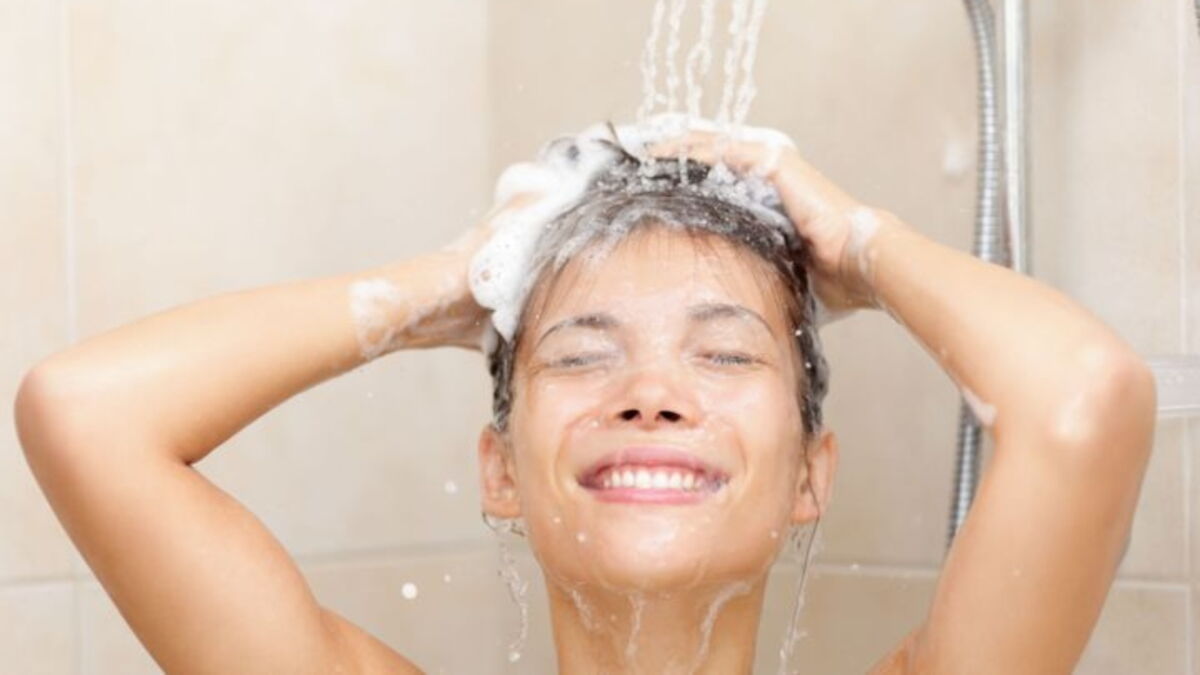 Rinsing your hair with cold water to make it shinier: fact or fiction?