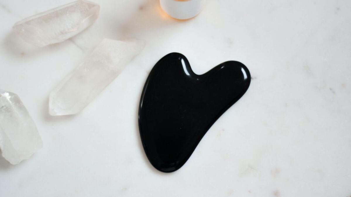 How to use gua sha tools in your skincare routine