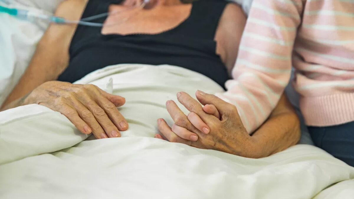 Hospice nurse reveals 'messy' phenomenon that happens in your body when ...