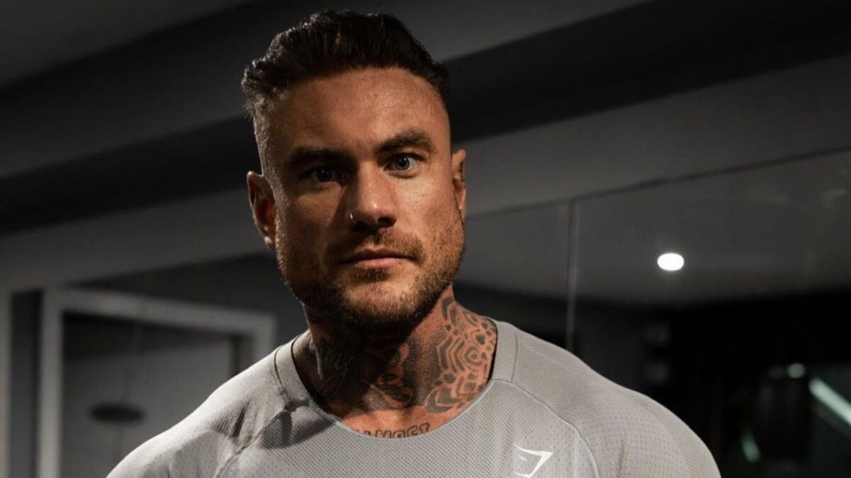 Thomas Powell: Former Islander undergoes breast reduction operation