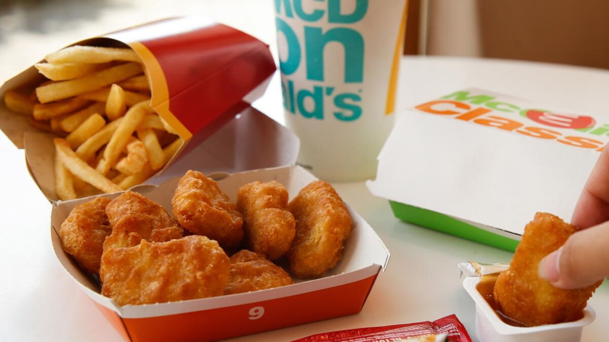 McDonald's fans in horror after seeing how this man eats his chicken ...