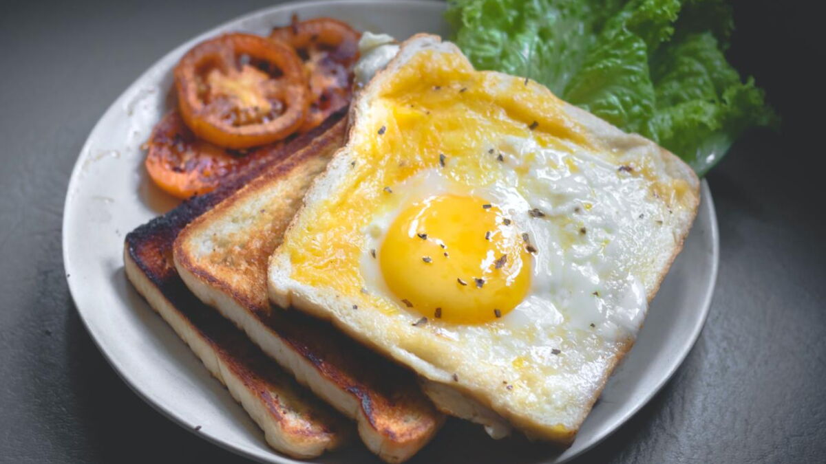 Expert reveals the ideal time to eat breakfast if you want to live 20 ...