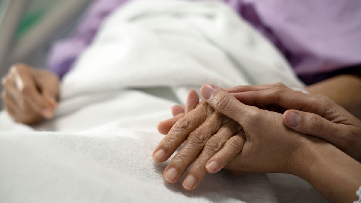 Nurse reveals the most common last words and regrets of dying people