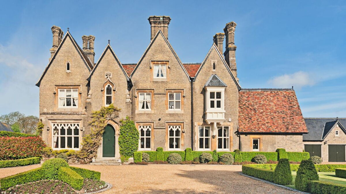 This House Looks Ordinary... But If You Get A Divorce, You'll Discover ...