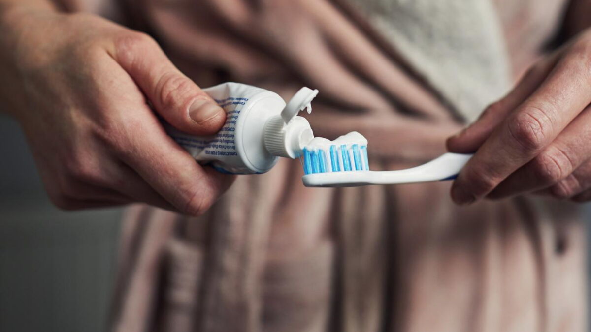 6 surprising uses for toothpaste
