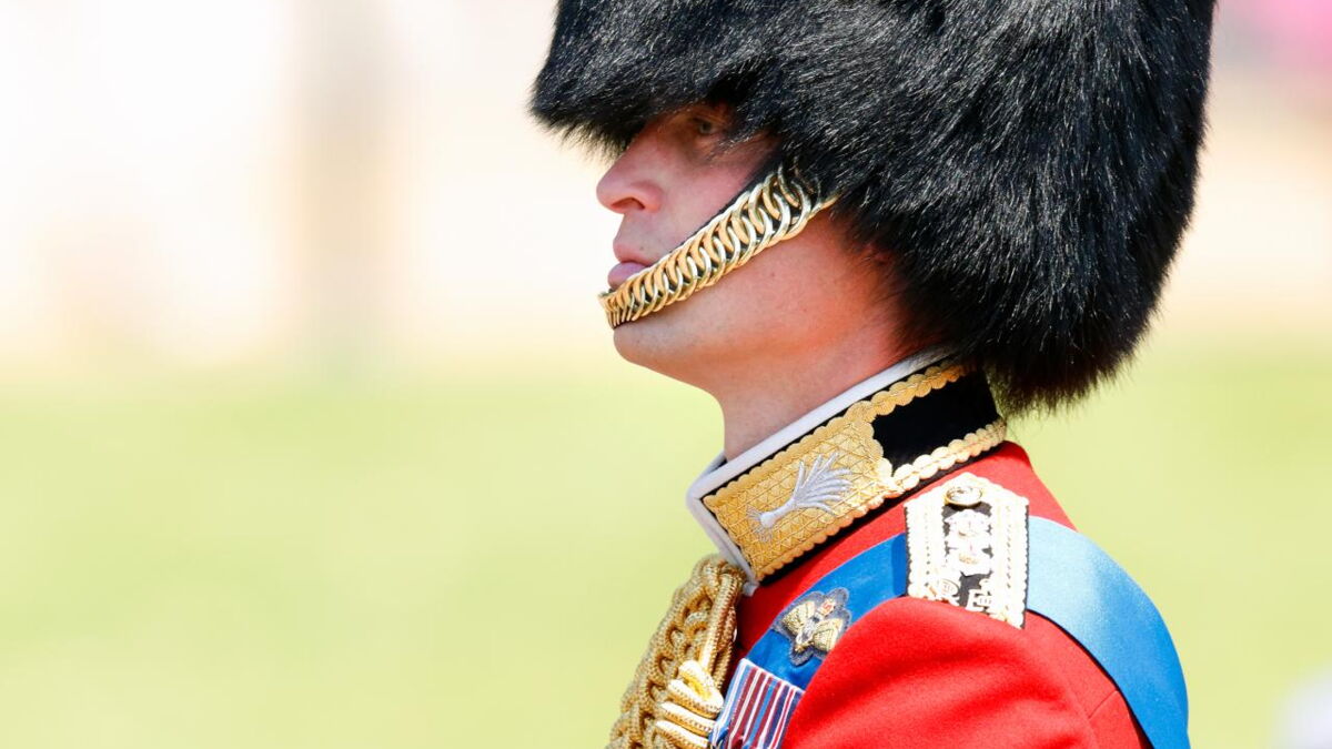 Prince William makes new change in military uniform in tribute to King ...