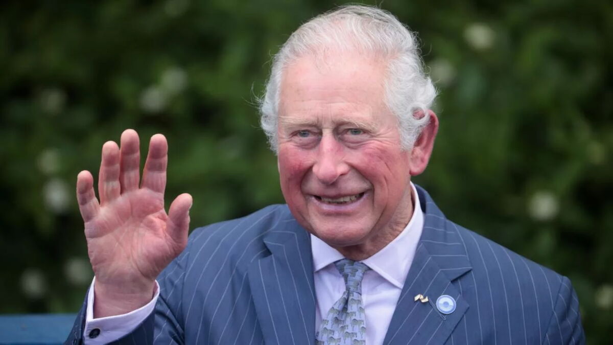 Prince Charles sides with the Queen regarding Buckingham Palace