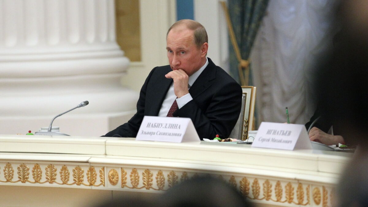 Vladimir Putin's obsession with long tables and distancing may have a ...