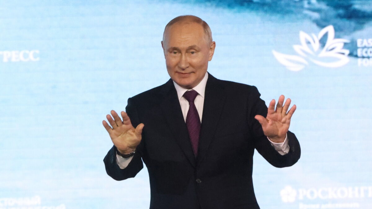 Paranoid Putin has breakfast tested as part of his strange daily routine