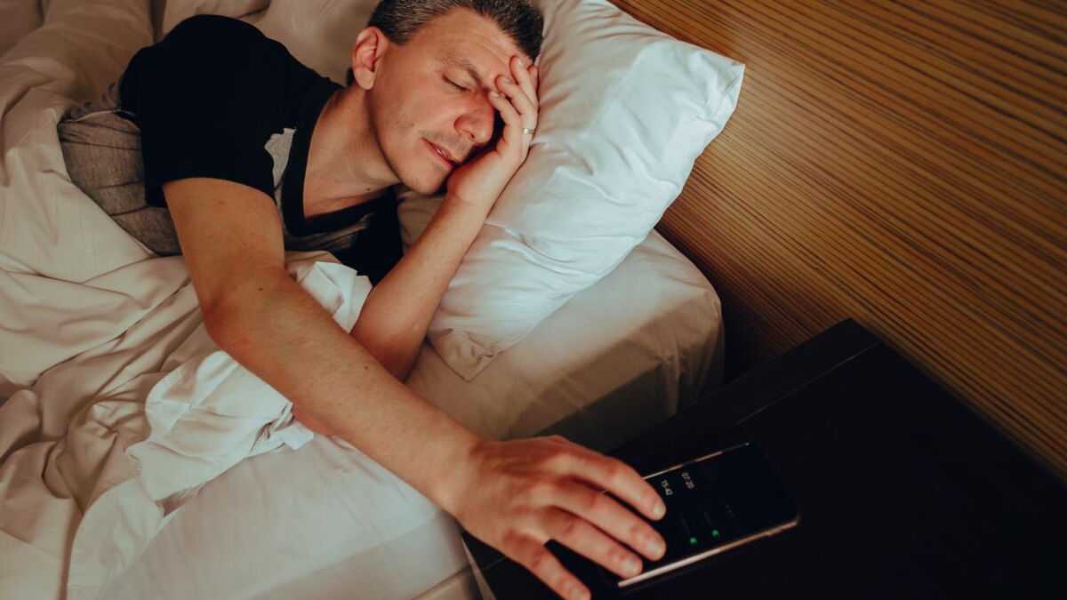 Here's why you should stop hitting the snooze button on your phone