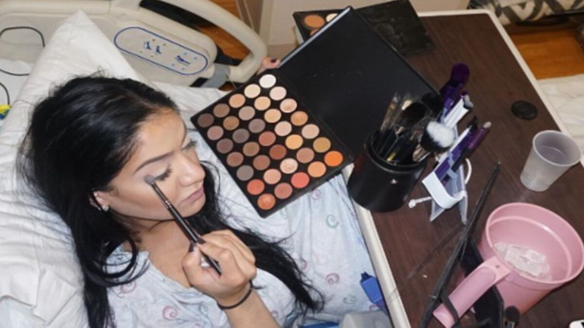 This woman scandalised the internet by putting on make-up at the wrong time