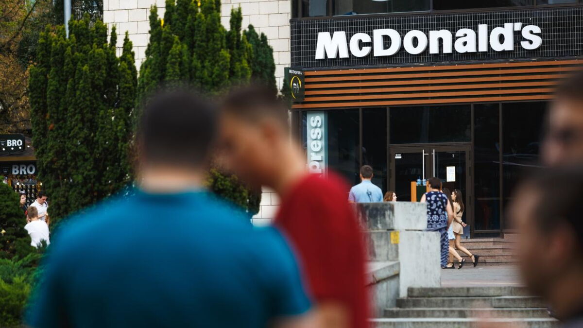 McDonald's customer pulls out axe amidst a fight in the fast-food chain (VIDEO)