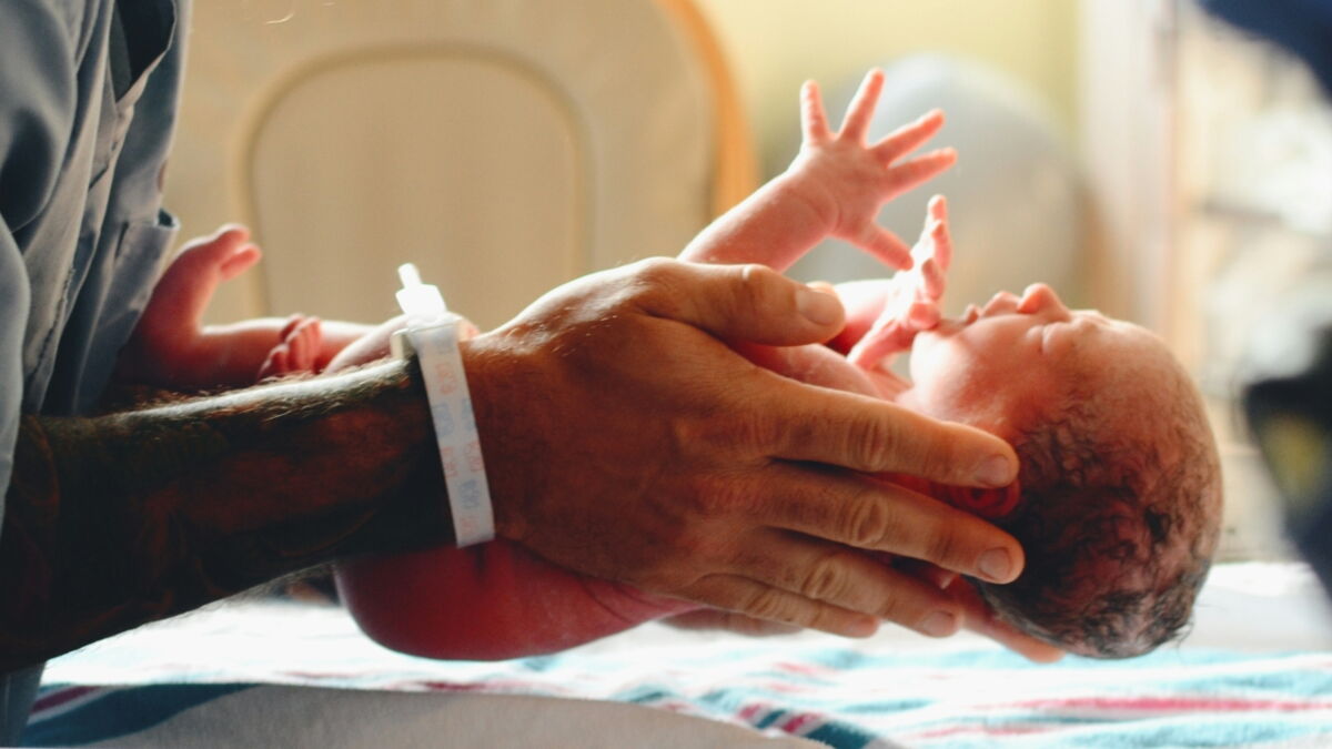 This baby was born holding a surprise object in his hand, leaving ...