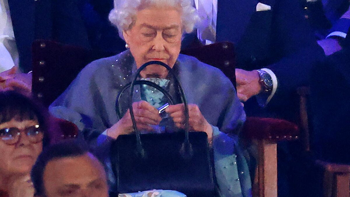 Here’s why Queen Elizabeth II’s handbag was essential for her ...