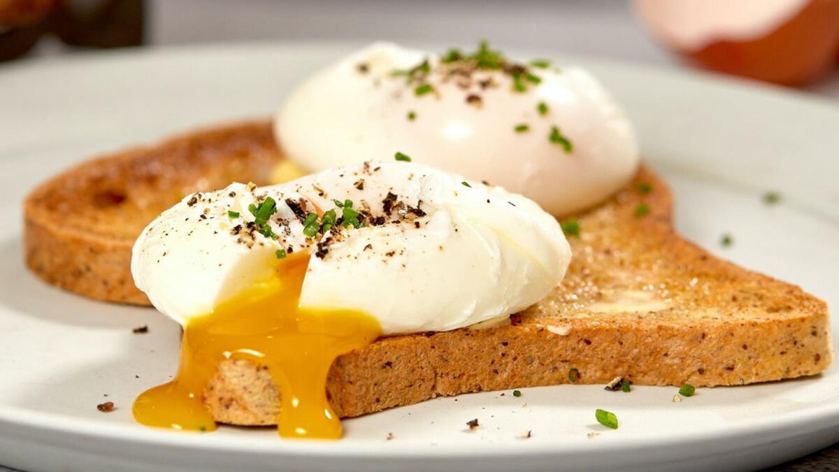 Make the perfect poached egg in under a minute with this hack