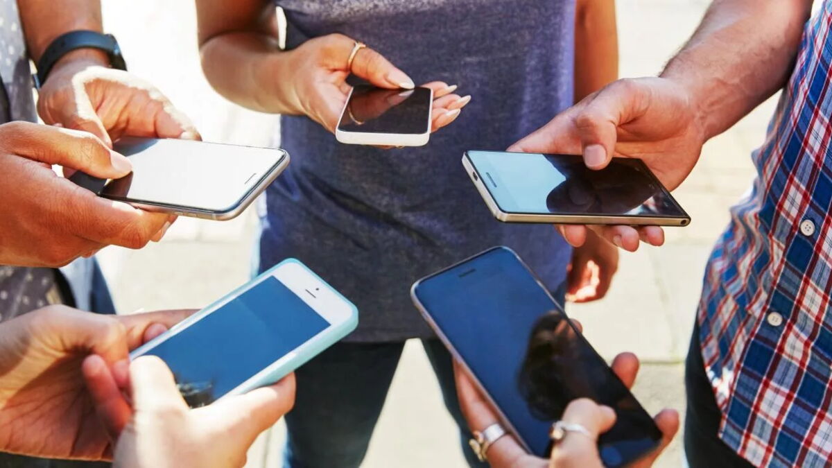 Warning issued as millions overpaying for phone contract, here's how to ...