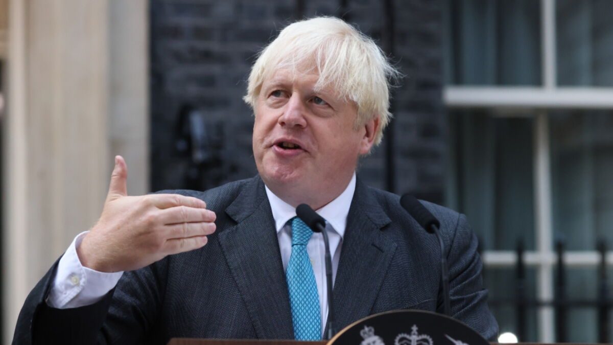 Boris Johnson shocks readers with first Daily Mail column ...