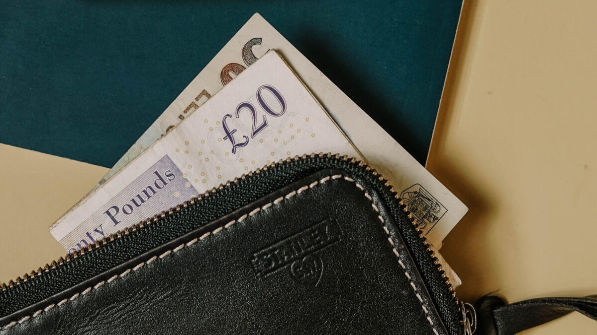 HMRC alert issued as people are told they are owed a £277 tax refund in ...