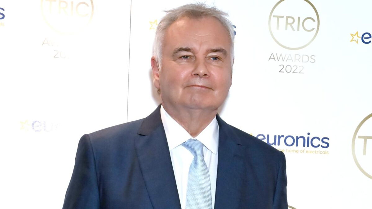 Eamonn Holmes falls off chair live on GB News just weeks after hospital ...