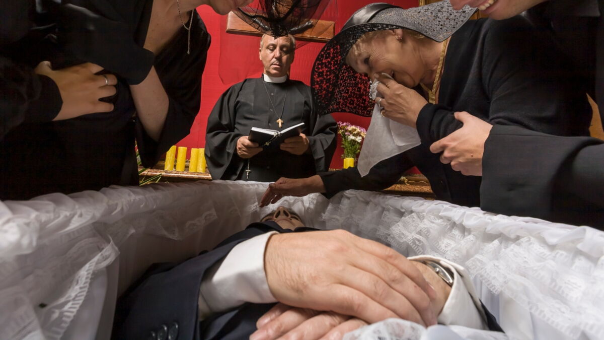 This man is so obsessed with death that he got buried alive: ‘I wished ...