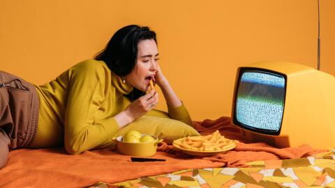 Computer, phone, TV: Here's why you should never eat in front of a screen