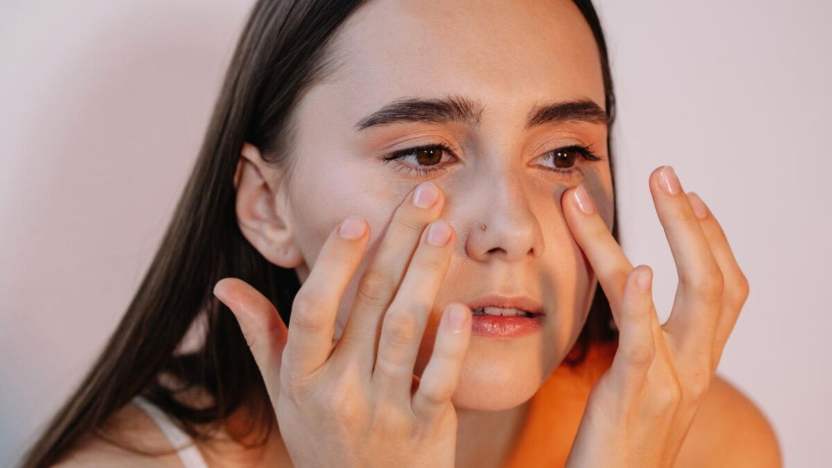 Here is how you can make a homemade eye contour cream