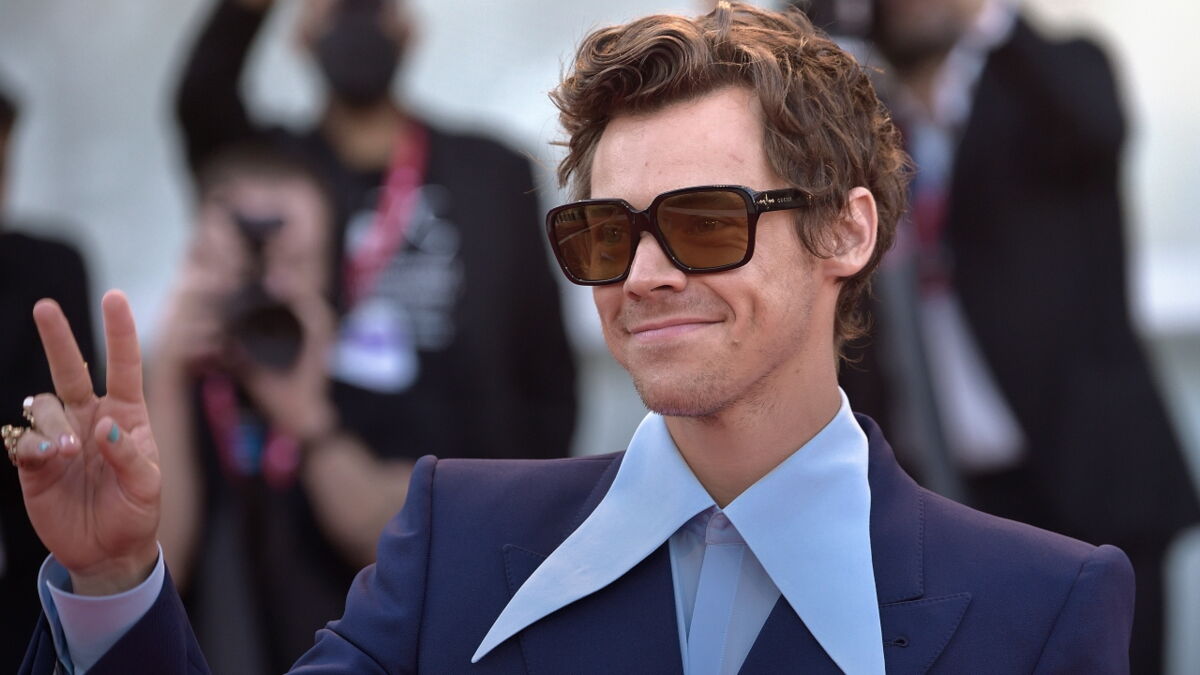 Harry Styles: Viral video shows him 'spitting' on Chris Pine in public ...