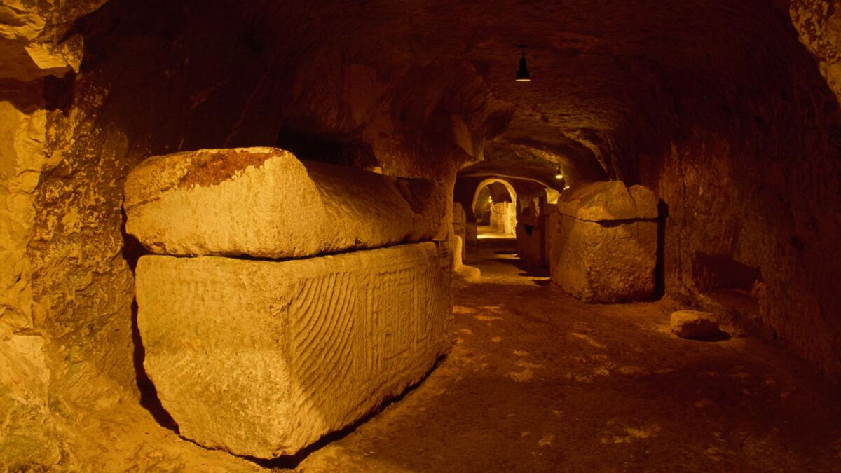 Ancient coffin with mysterious inscriptions of Egyptian ‘pyramid keeper ...