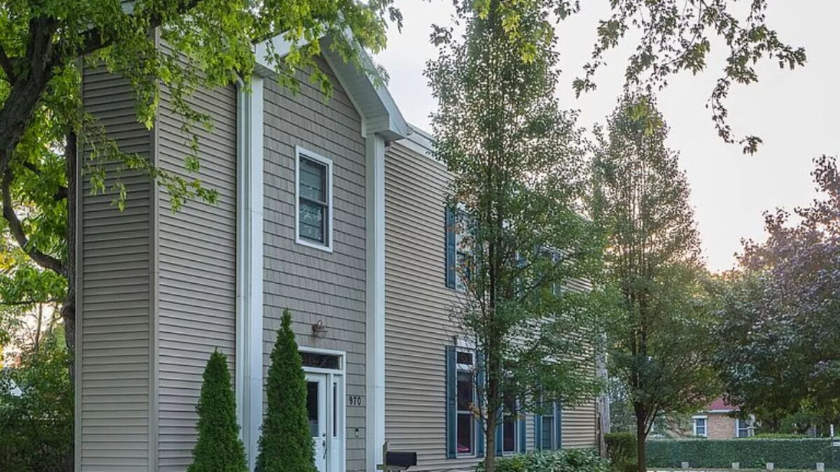 This iconic ultra-thin house less than a metre wide sold for $260k