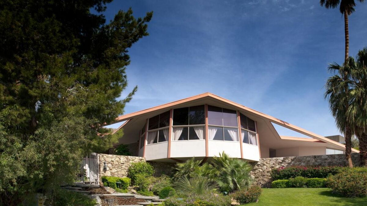 Elvis Presley's famous Honeymoon House in Palm Springs sells for a ...