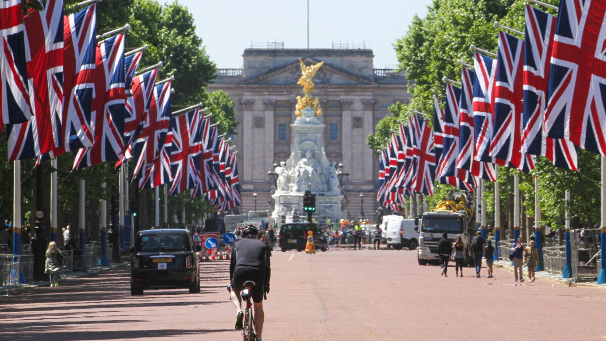 Queen’s Platinum Jubilee: Royal Family to join the public for a record ...