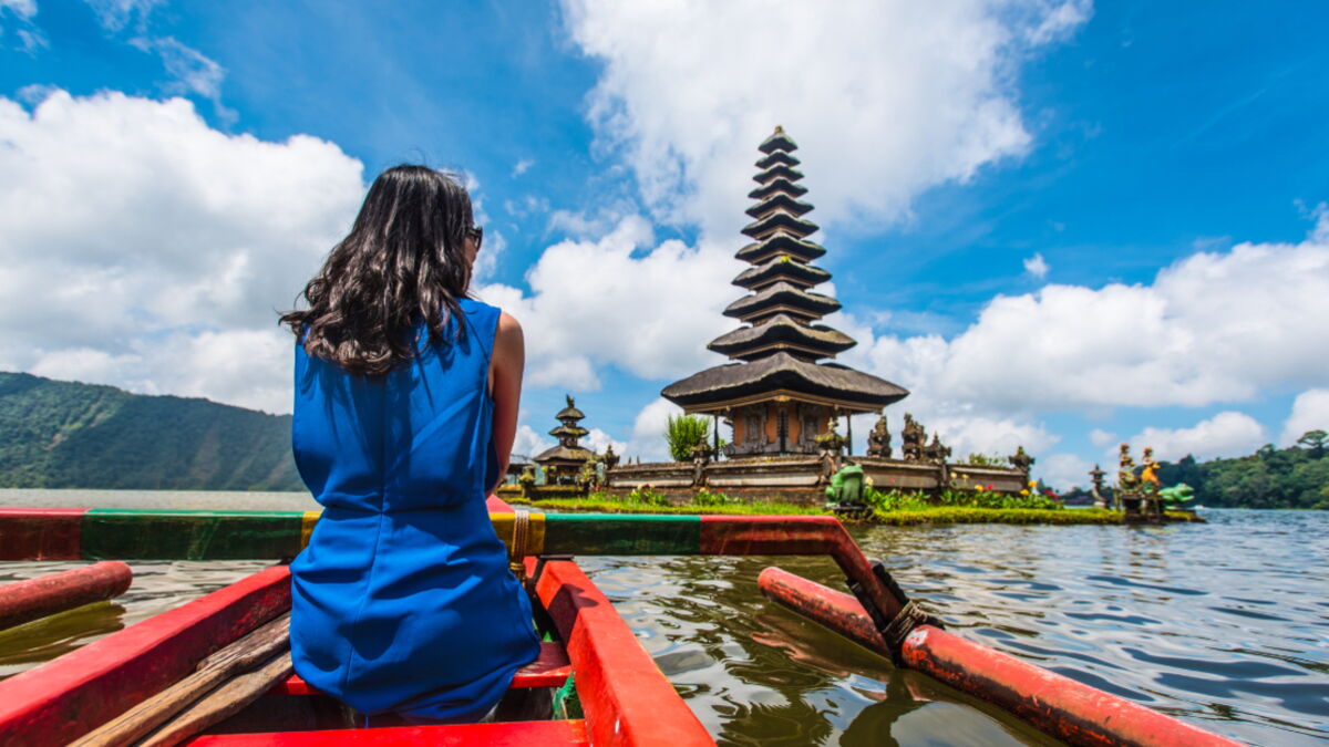 This Youtuber Fakes Bali Vacations With Snaps From Ikea