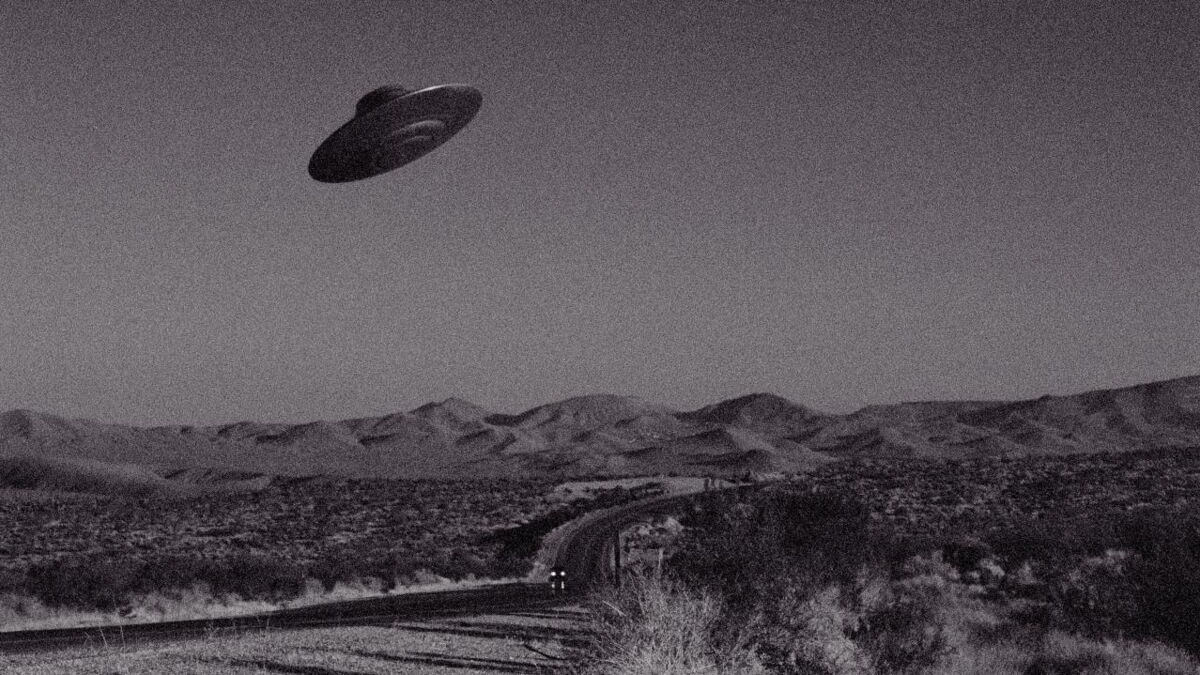 Clear and spectacular UFO photo resurfaces after 32 years