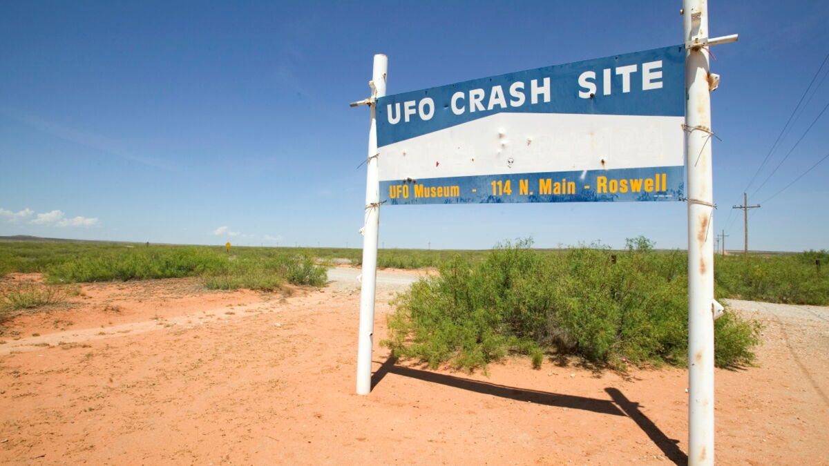 Self-proclaimed former CIA agent claims that 'aliens exist' in an ...