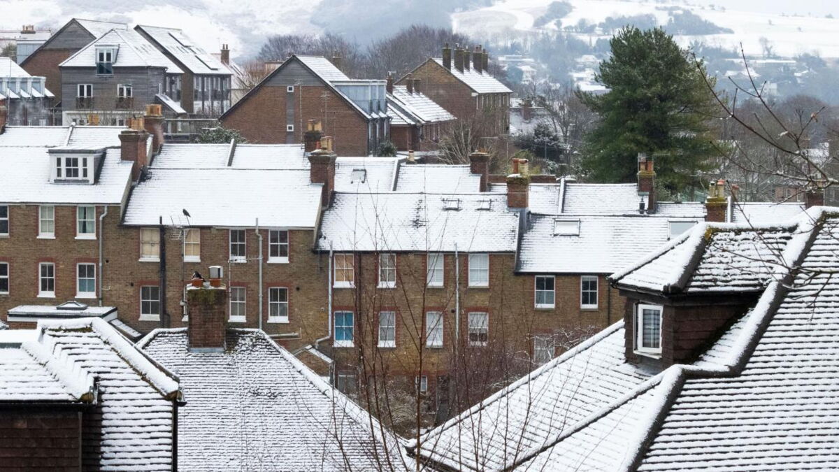 Amber alert issued over snowstorm in the UK, here's what you should expect