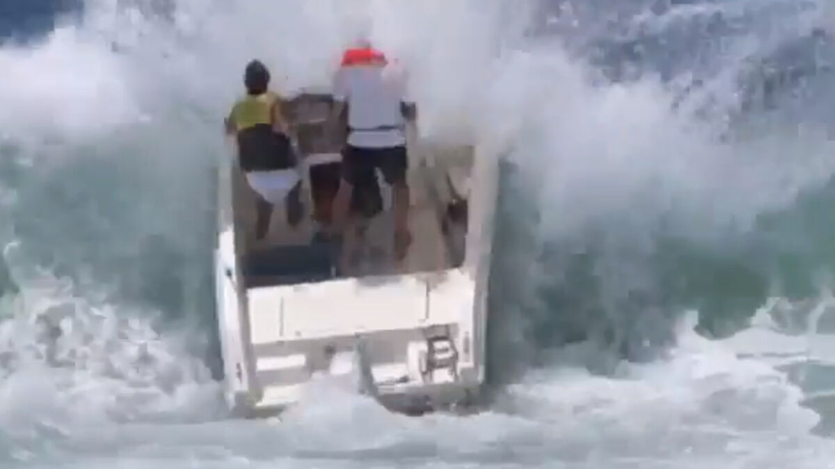 Cette vague géante engloutit un bateau. Des images spectaculaires