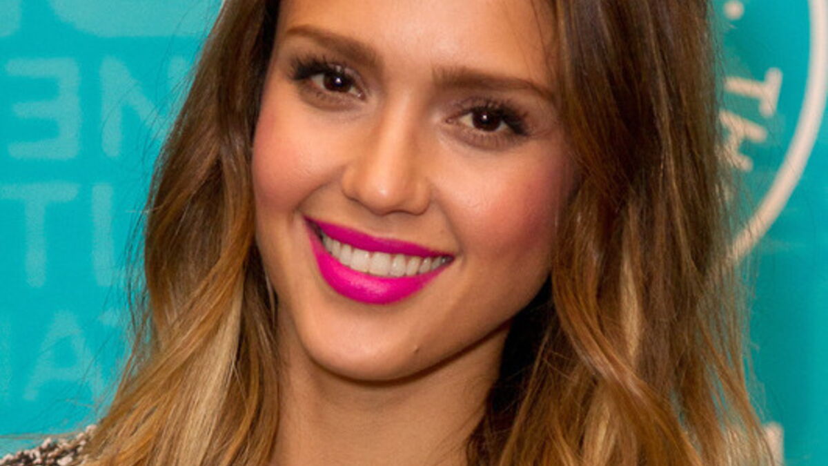 Tendance beauté : comment porter le rouge à lèvres néon