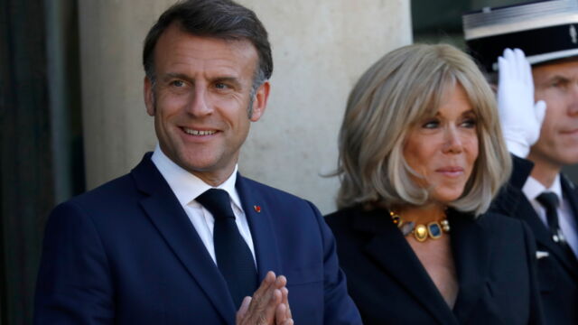 Emmanuel Macron frappé par Brigitte ? Une vidéo du président bousculé par son épouse devient virale