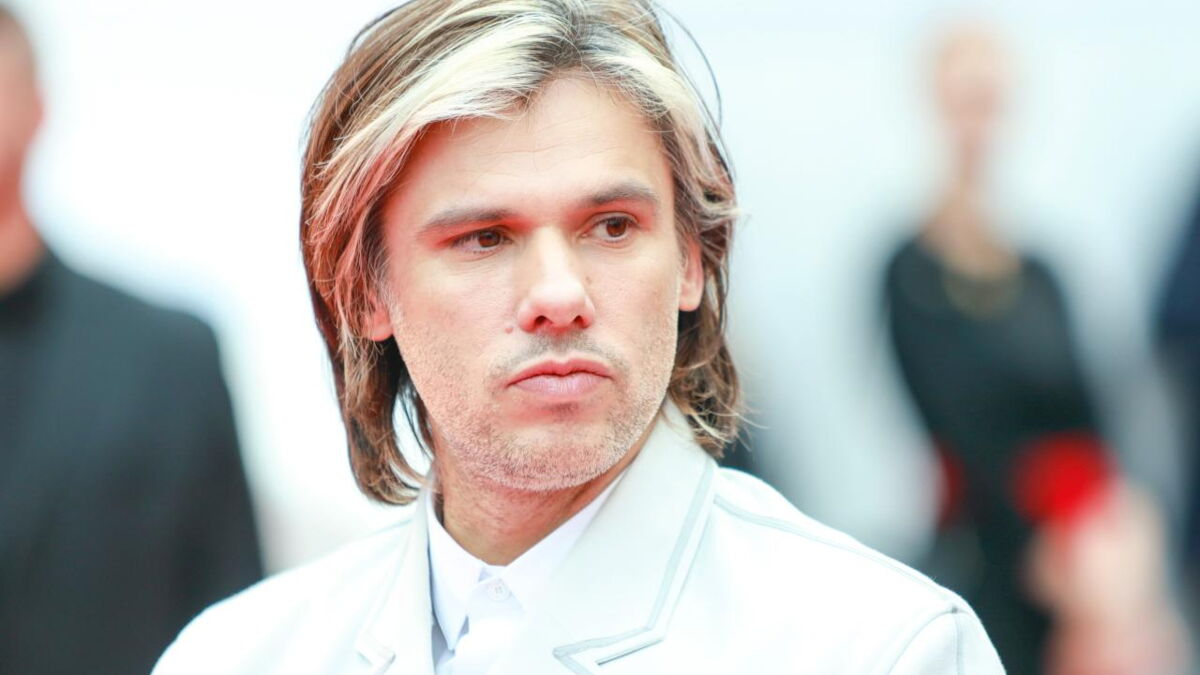 Orelsan révèle l’origine de sa mèche blanche et surprend ses fans dans ...