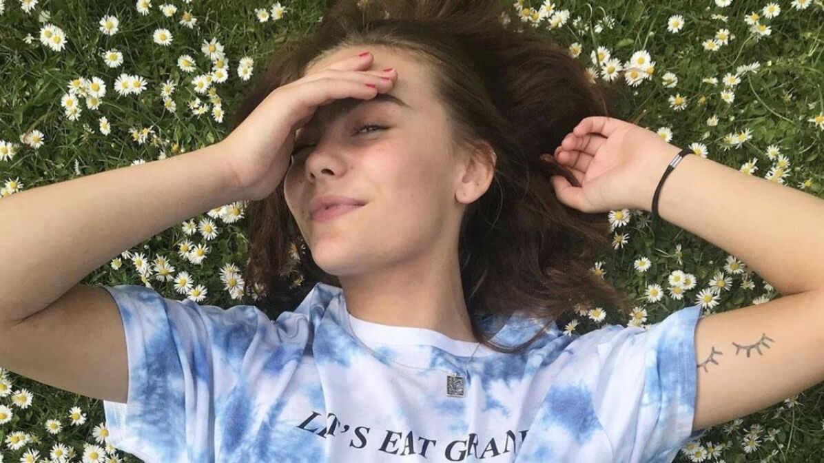 Cette jeune femme devient modèle grâce à son monosourcil