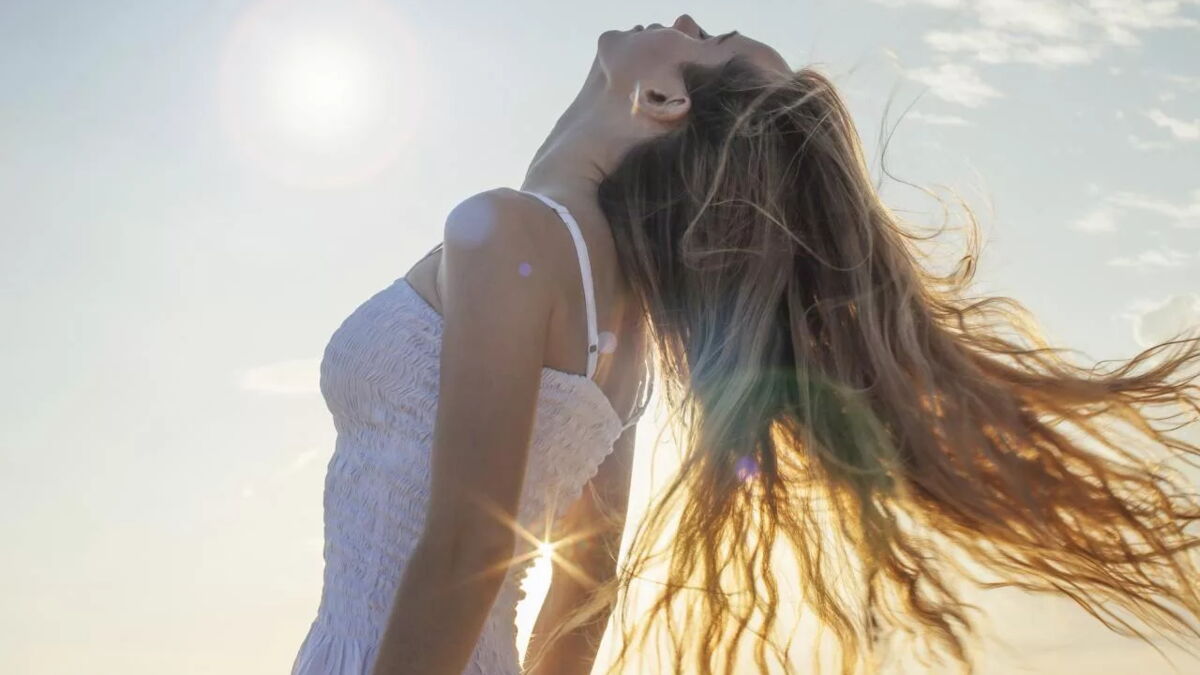 Couper ses cheveux seule : les astuces simples à réaliser à la maison