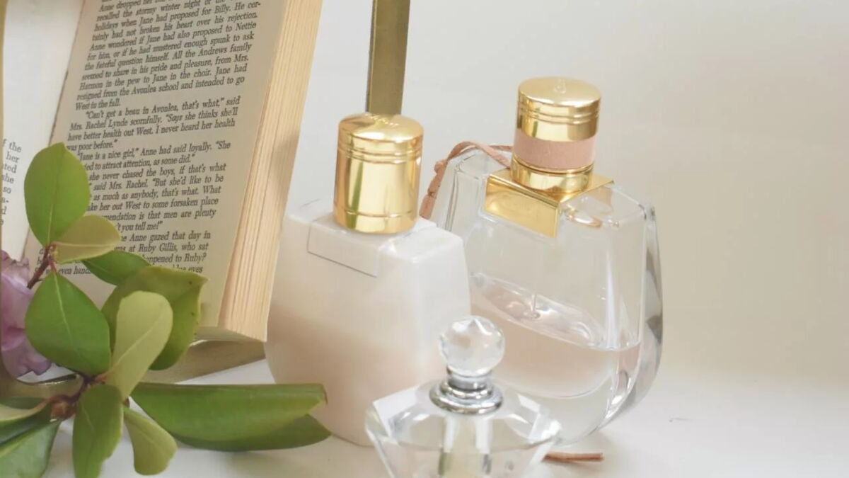 Cette texture de parfum innovante se glisse facilement dans votre sac ...